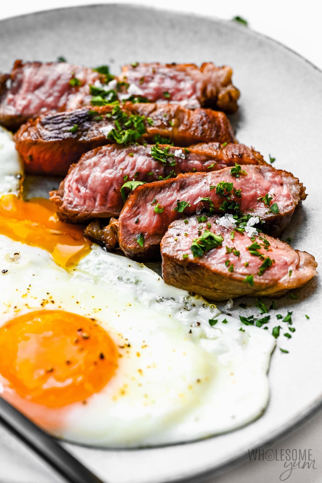 Steak And Eggs (Easy Breakfast Recipe) - Wholesome Yum