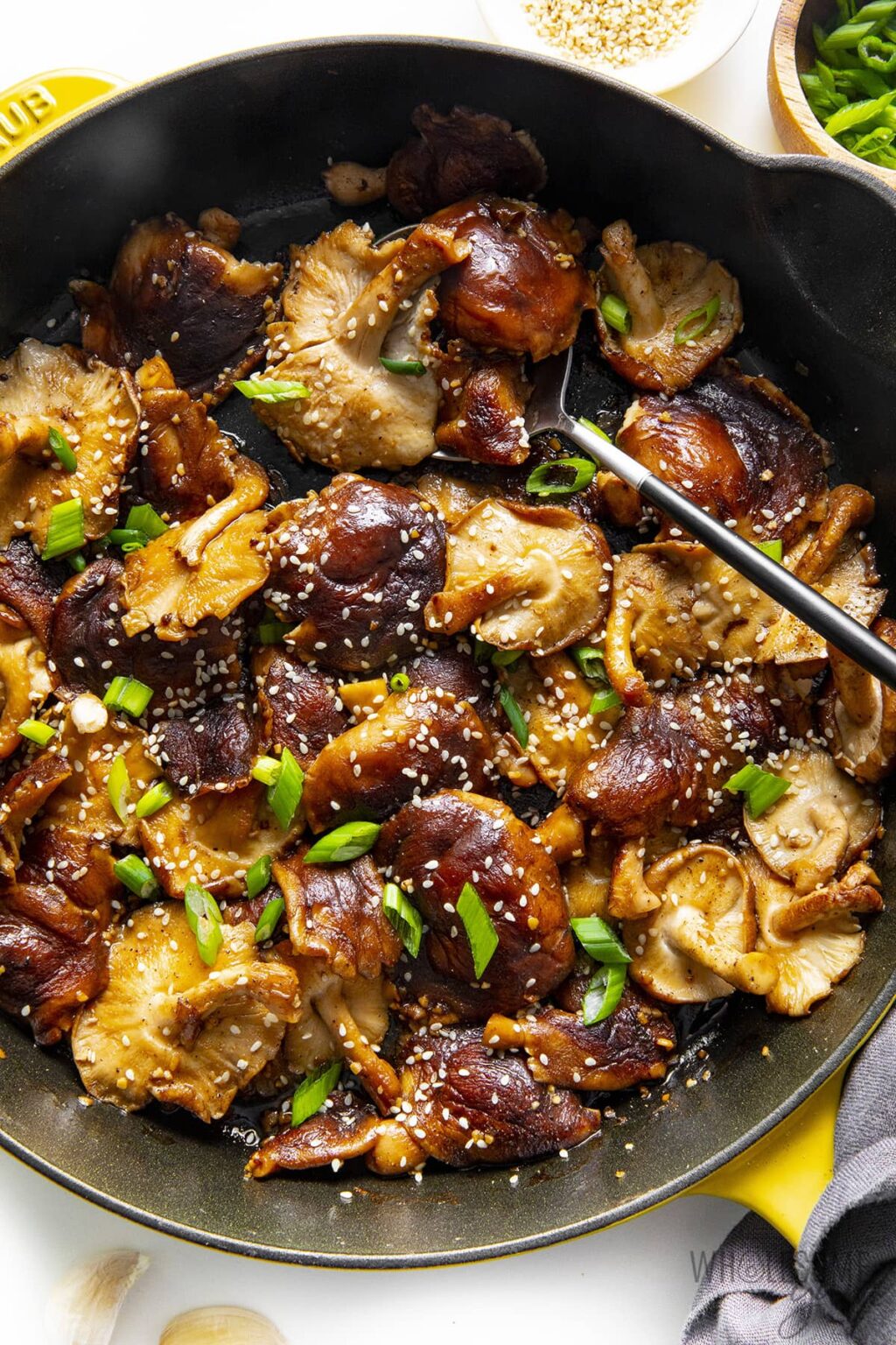 Shiitake Mushrooms (10-Minute Recipe) - Wholesome Yum